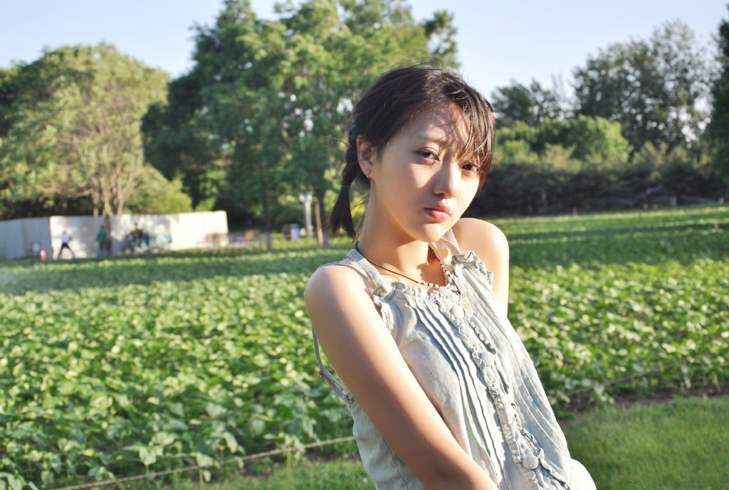 16-year-old Yang Xinyi takes photos, slim and beautiful with long legs. He once played the young ...