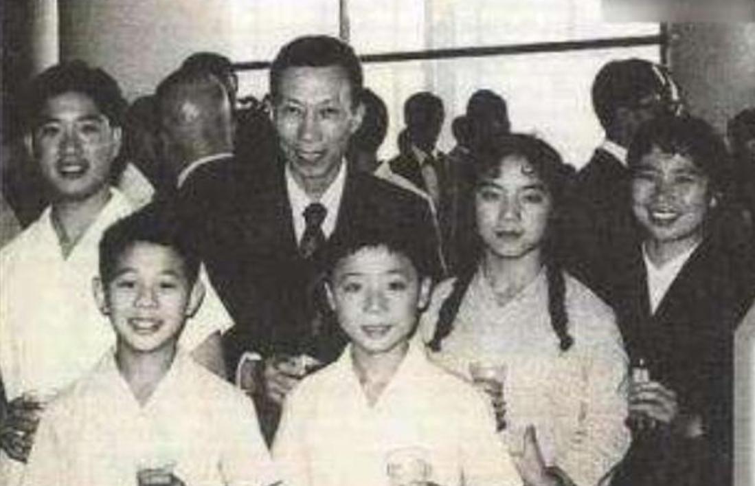 After Jet Li's fire, he asked his eldest brother to be an assistant with an annual salary of 1.2 ...