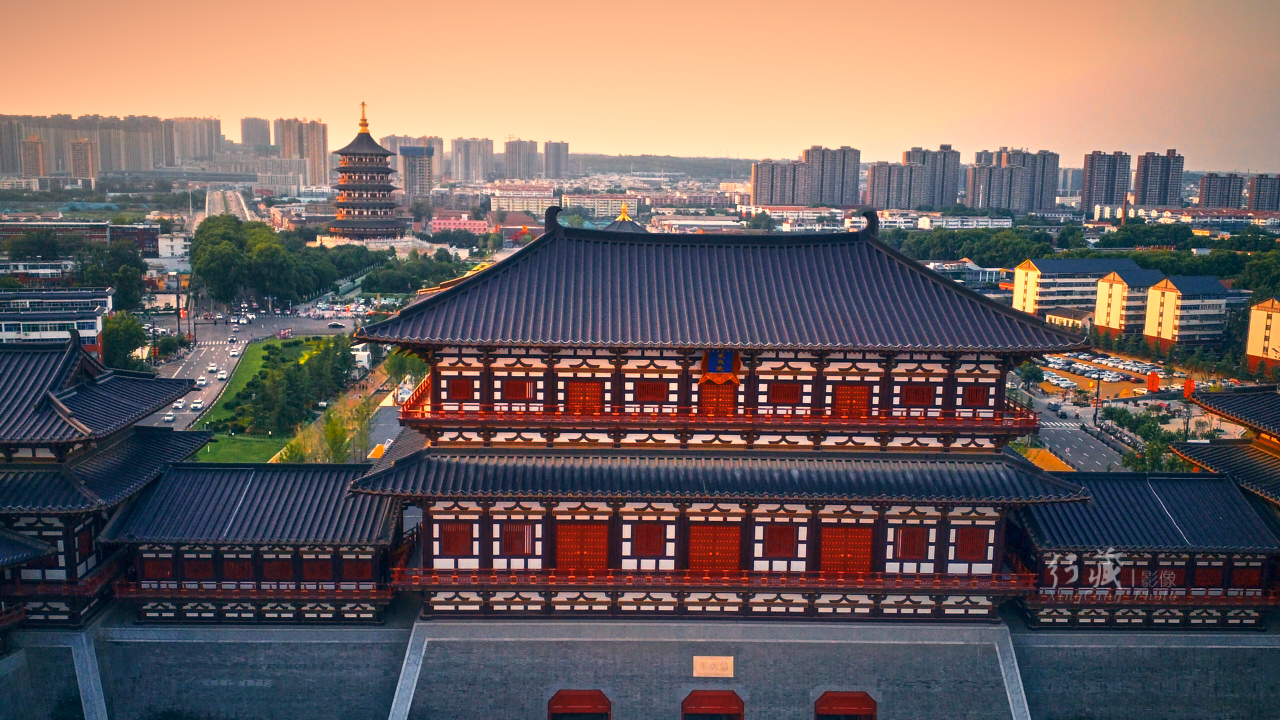 Yingtianmen sunset is shining obliquely, half of the high building is ...