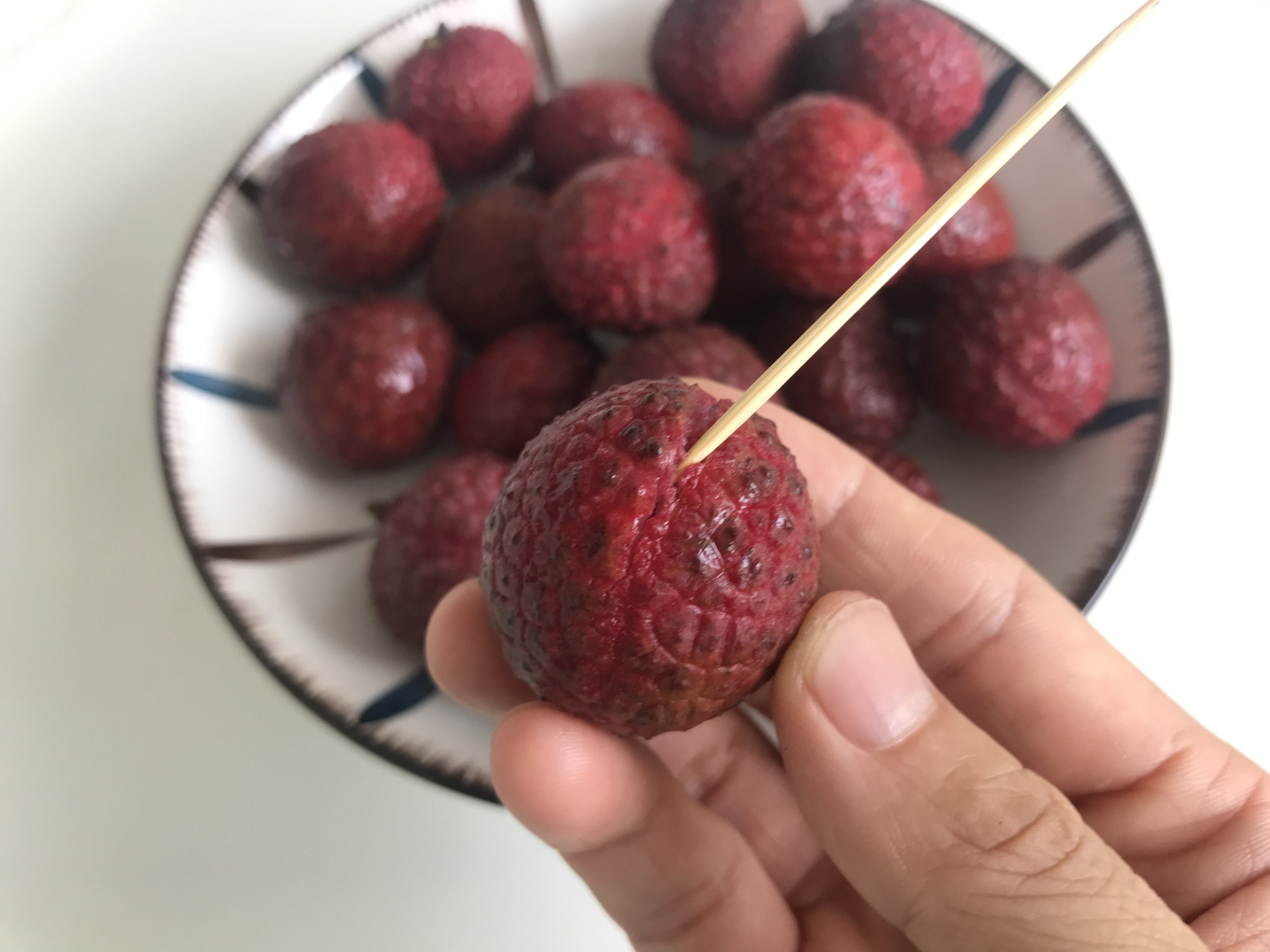 Don't throw the lychee shells, put them in a pot and cook them. Drink ...