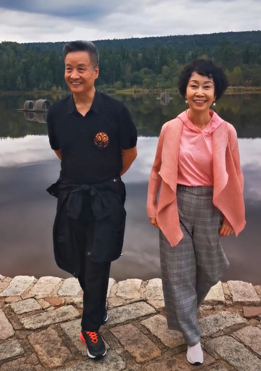Yan Weiwen is traveling with his wife!Liu Weixing's body is slim and ...
