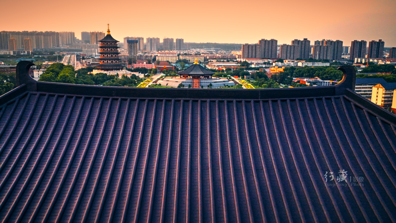 Yingtianmen sunset is shining obliquely, half of the high building is ...