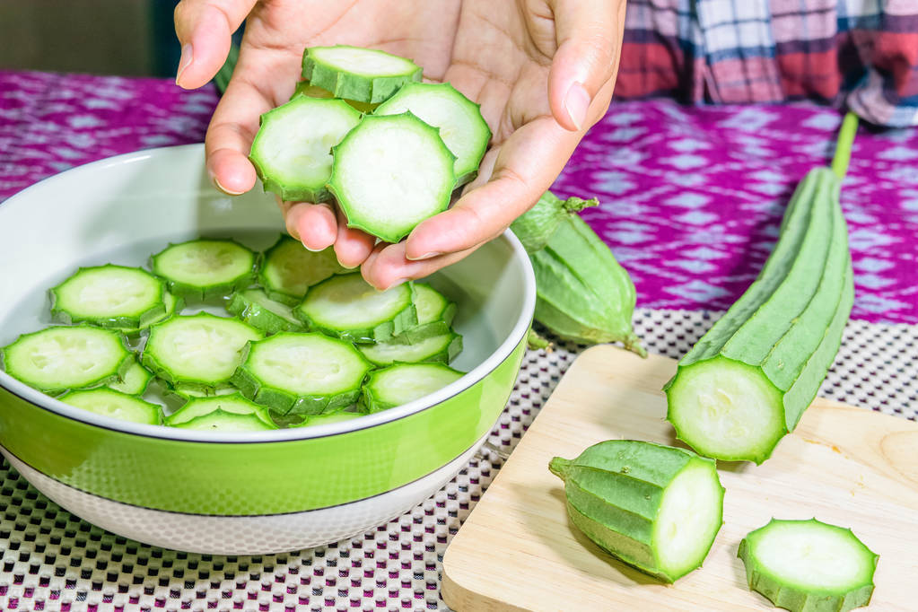 Can loofah have a black surface? How to prevent it from turning black ...