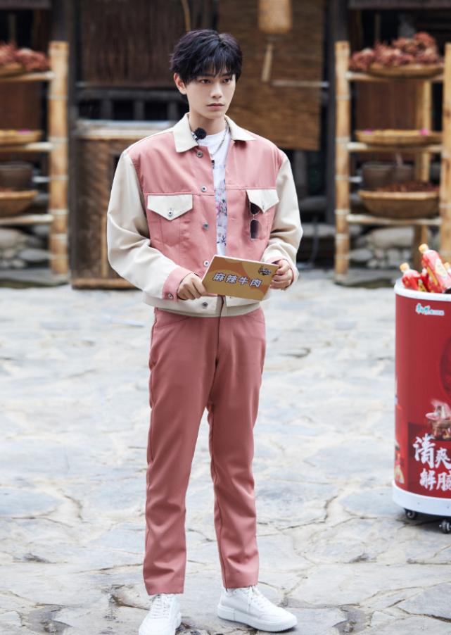 Ding Yuxi variety show, pink spliced jacket is very youthful, showing a ...