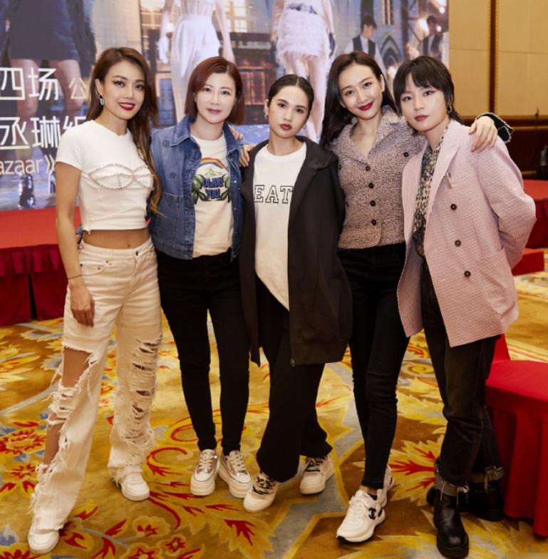 Du Hua took a group photo of her sister in the second season, and she ...