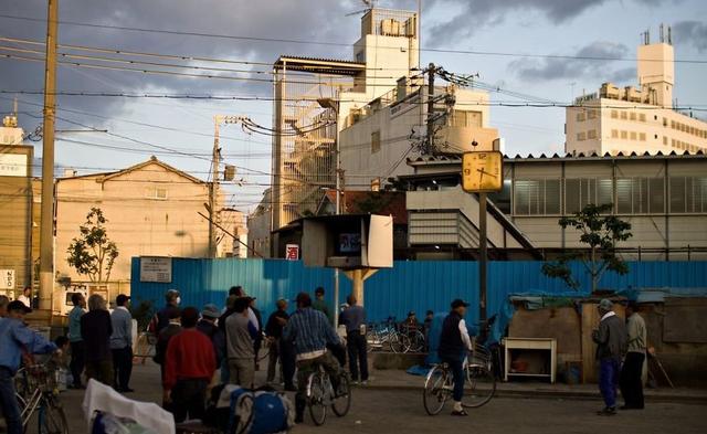 The bustling streets of Japan, but the biggest slums hide, look at the ...