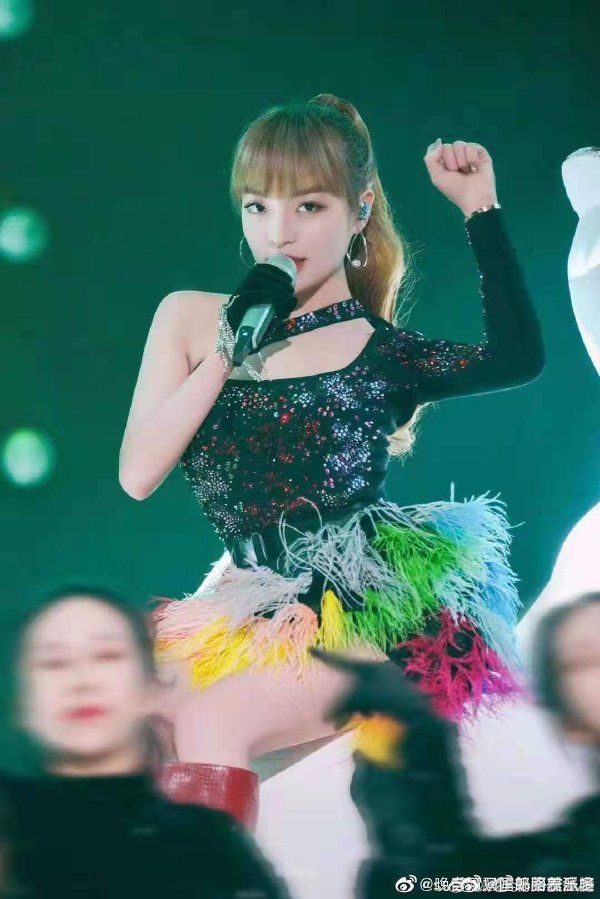 Two "China's first female rappers" hug, Han Hong: "VaVa, I love your ...