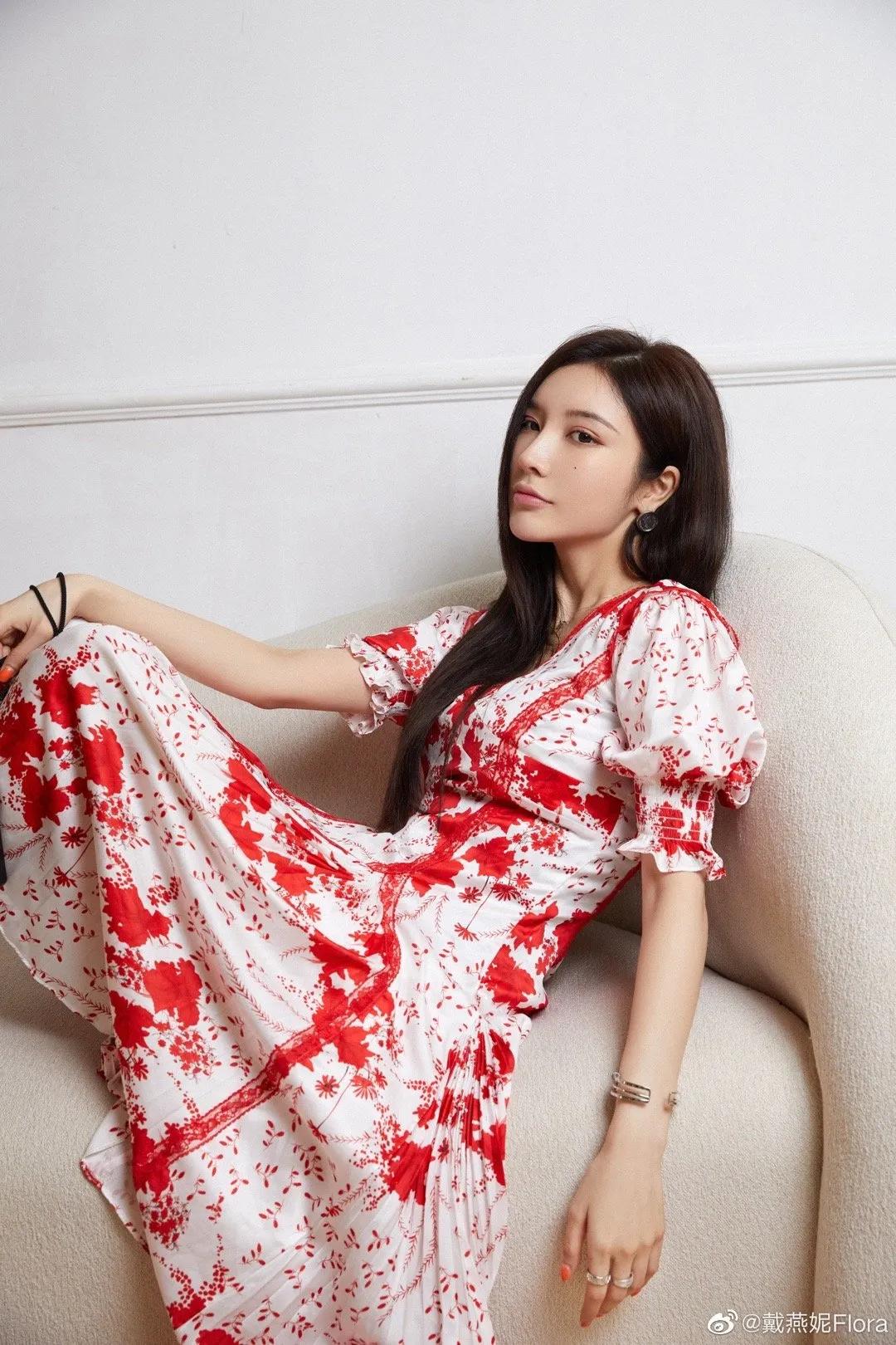 Dai Yanni wears a red floral dress and exudes fascinating charm between ...