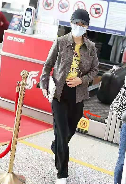 Yang Tongshu rarely shows up to walk to the airport, his trouser ...