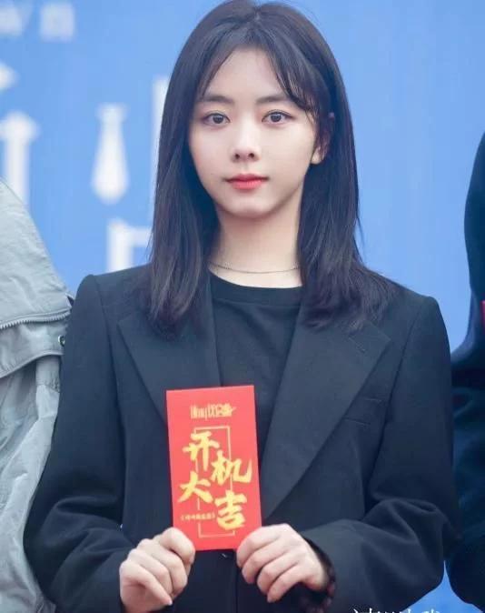 Tan Songyun's new drama starts, and she is dressed in a black suit and ...