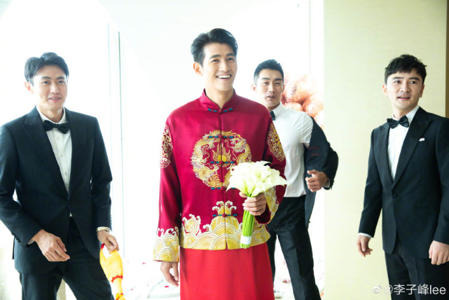 Li Zifeng's wedding scene was exposed. He knelt down on one knee ...