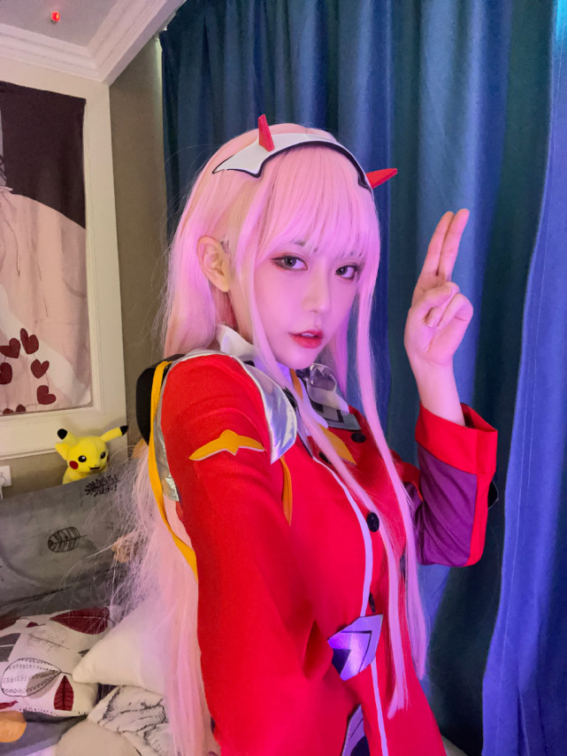 Zhou Shuyi appeared in suspender pajamas with pure plain face, white ...