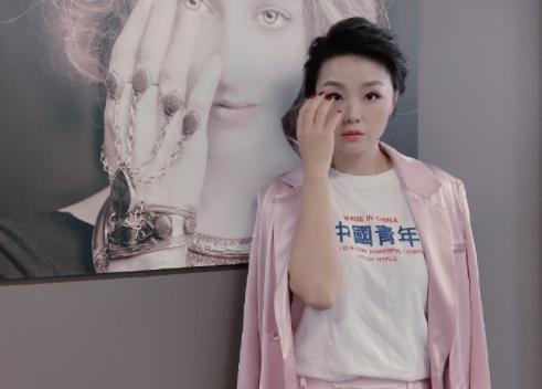 Zeng Xiaoxian's boss, Lisa Rong, is not only talented and handsome, but ...