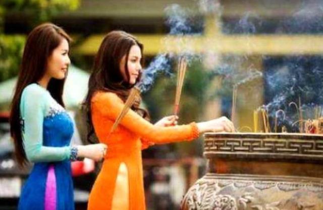 The Vietnamese female tour guides are young and beautiful, and provide ...