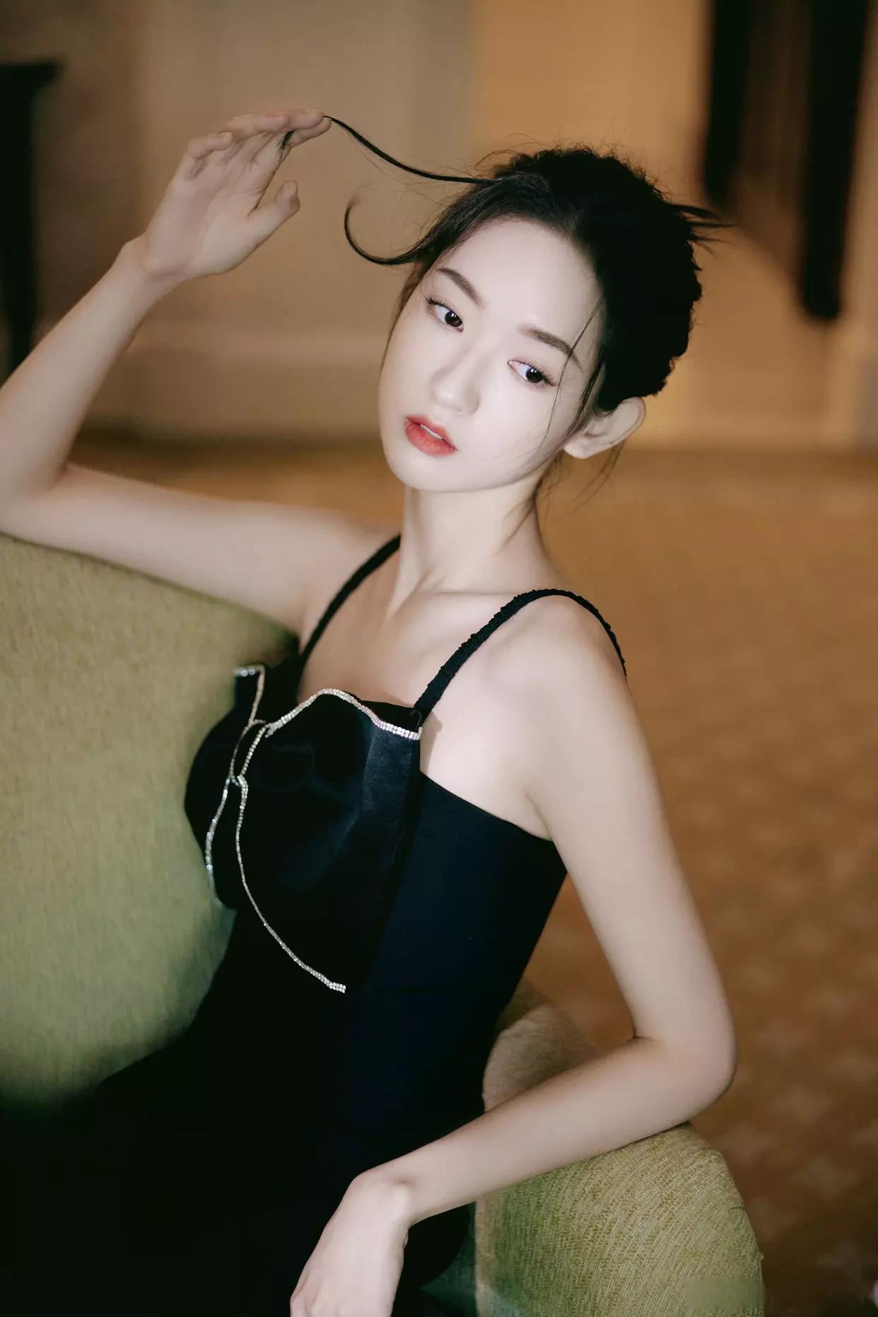 Wang Yuwen: Black Bowknot Sling Dress + Fair Skin, Full of Beauty - iMedia