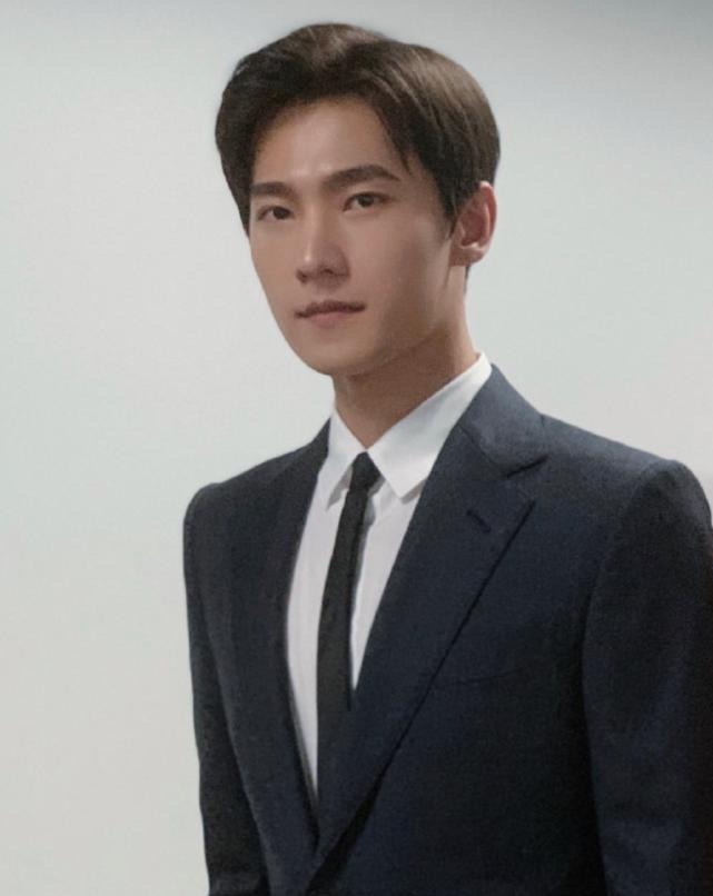 Yang Yang was ran into by a fan, without a beautifying lens, but I was ...