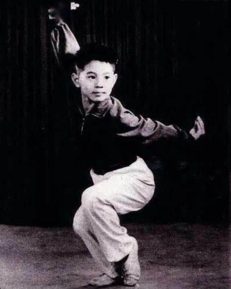 After Jet Li's fire, he asked his eldest brother to be an assistant with an annual salary of 1.2 ...