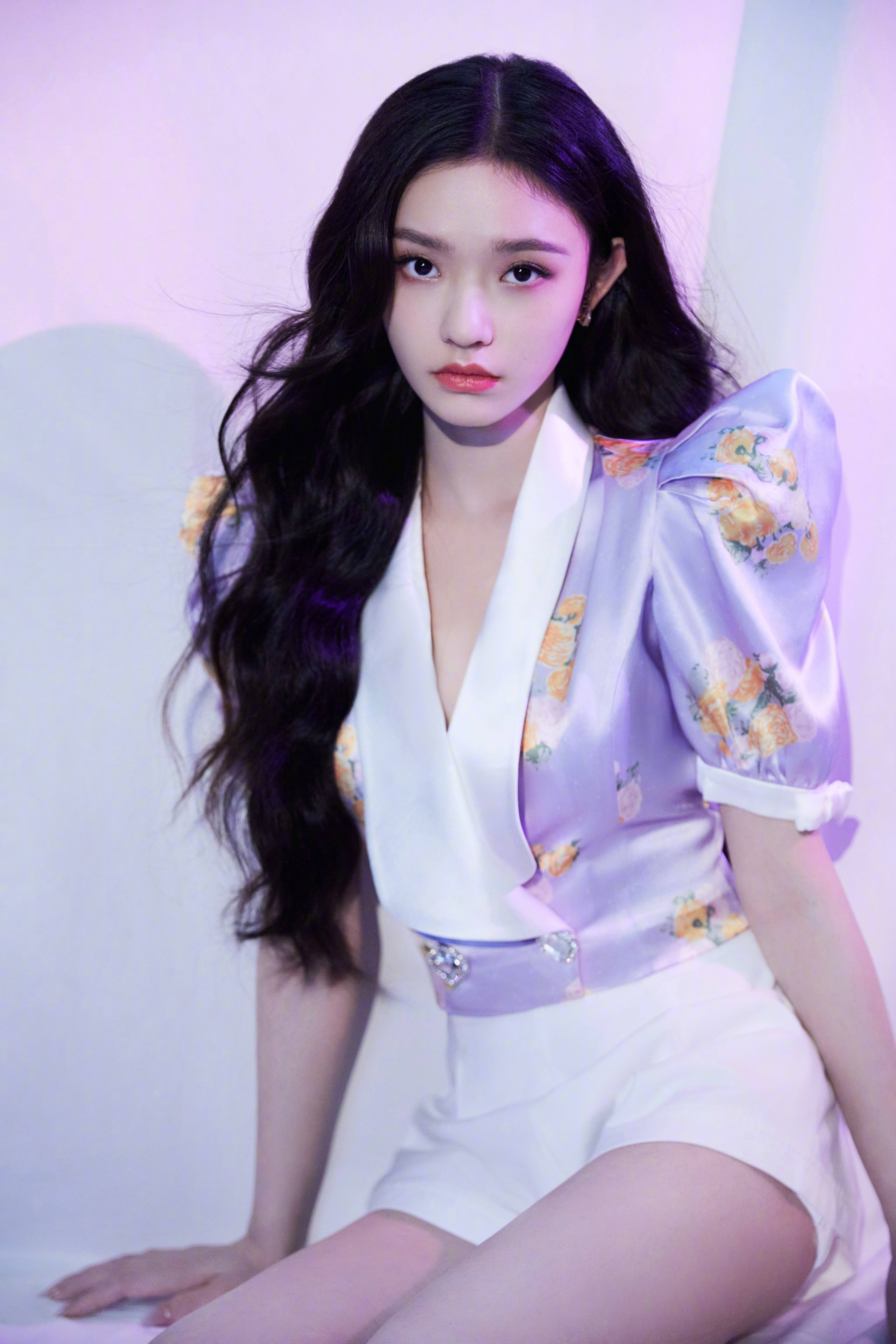 Lin Yun is a pretty gentle girl in a purple palace-style jacket, full ...