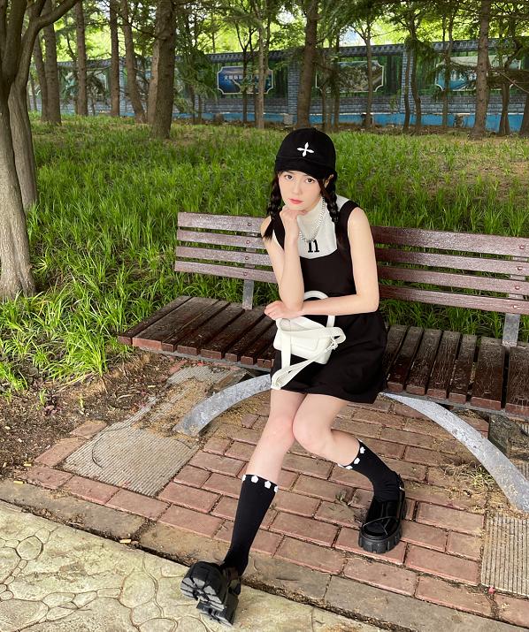 Bailu can really wear it!Sweet and cool girl with braided braids and a ...