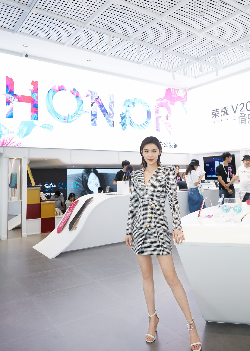 Han Dantong is really a "retro beauty", wearing a lace stitching velvet ...