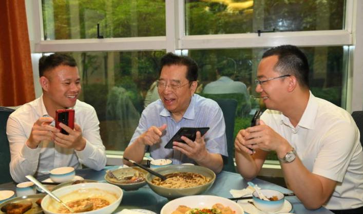 82-year-old Li Shuangjiang appeared at the dinner and was photographed ...