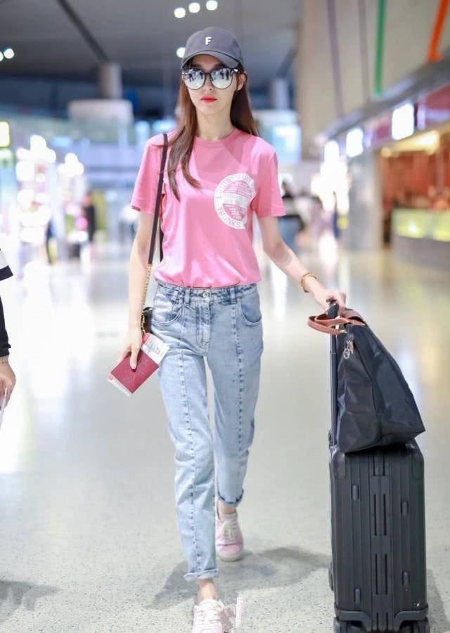 37-year-old Tang Yan wears a new fashion in denim and easily manages ...