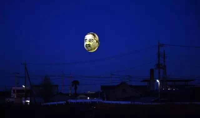 A giant "head balloon" floats over Tokyo with luminous light. Is this ...