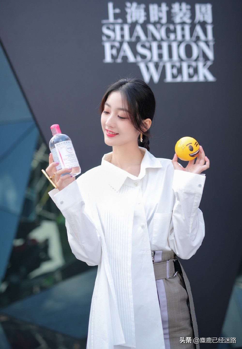 Qi Yandi wears a white shirt with a short skirt. His slender and tall ...