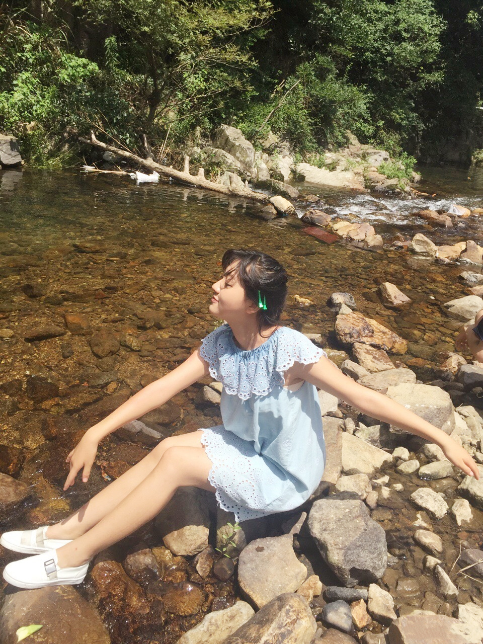 16-year-old Yang Xinyi takes photos, slim and beautiful with long legs ...