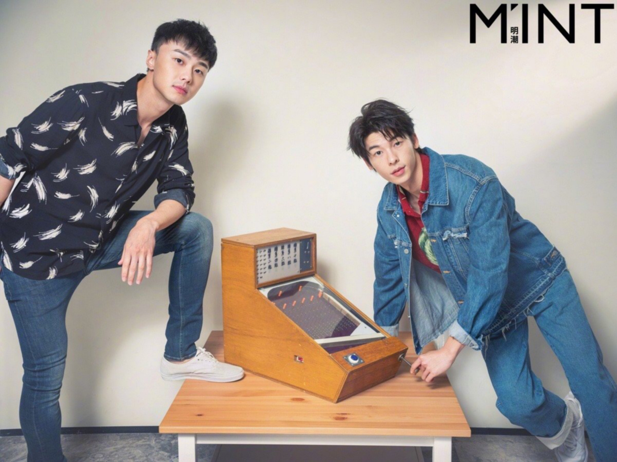 A close photo of Shi Baiyu and his friend Yang Menglin Xu Guanghan - iMedia