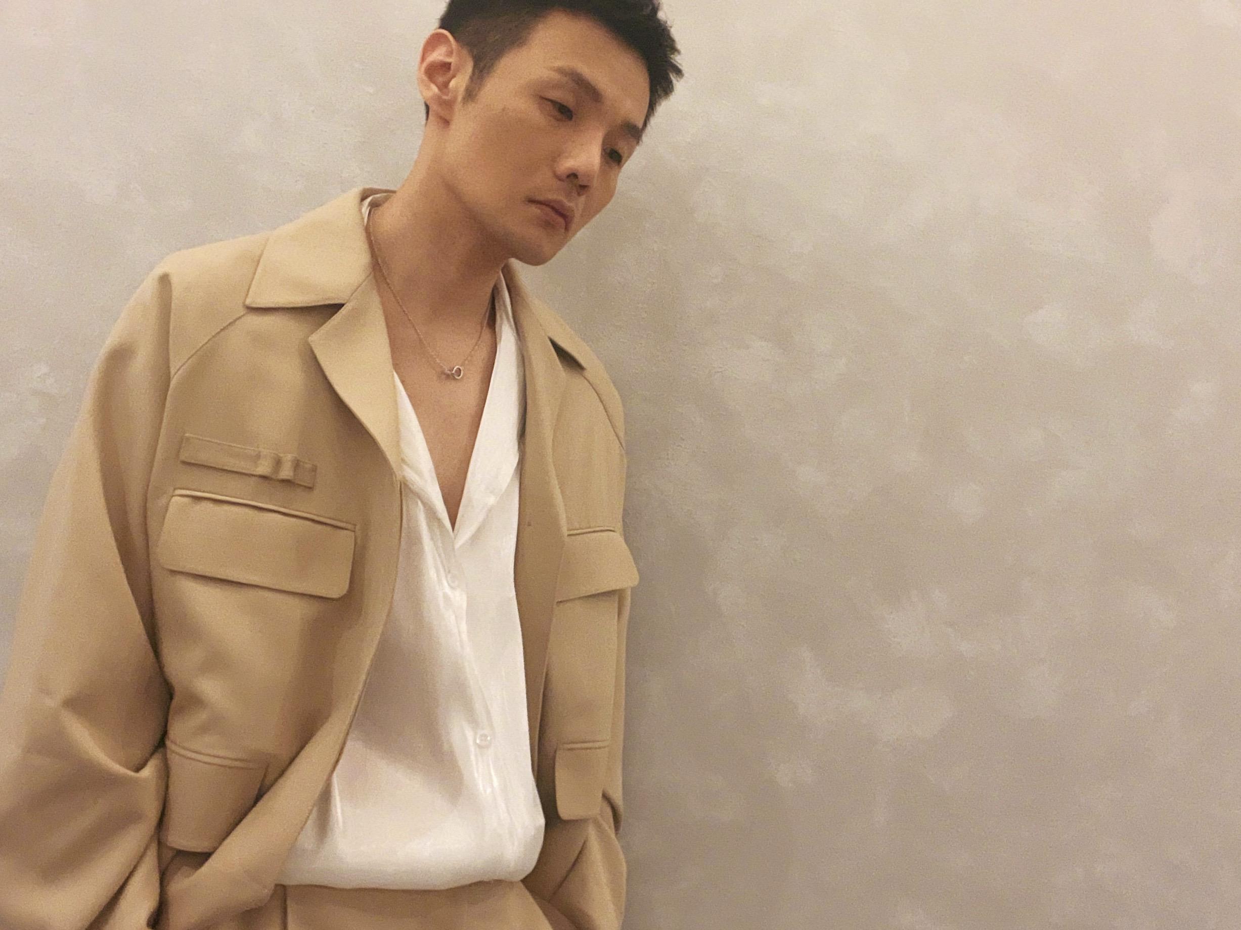 Li Ronghao appeared at Changsha Airport. His white shirt and green ...