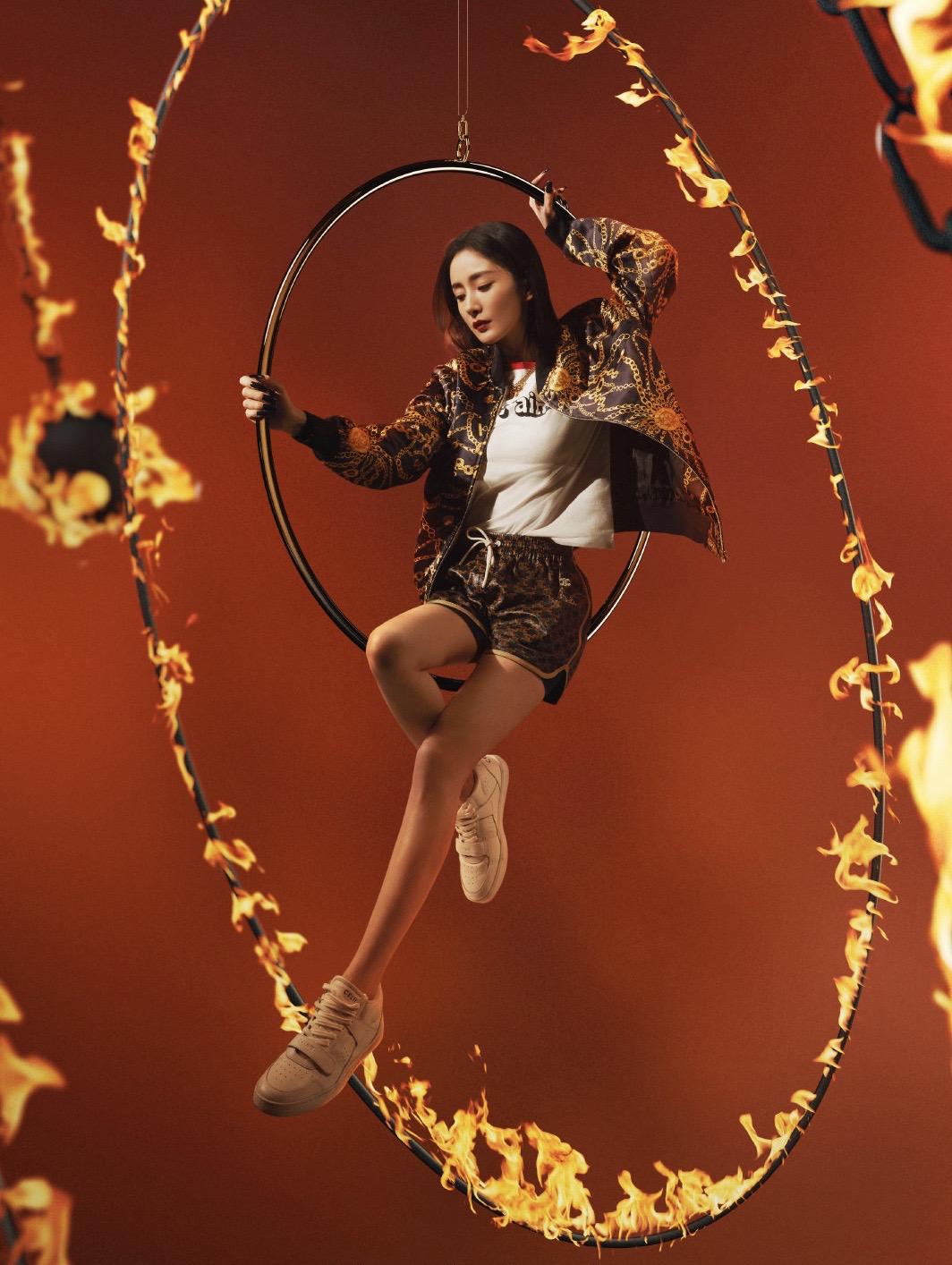 Yang Mi is a fashion blockbuster, with a long and straight black ...