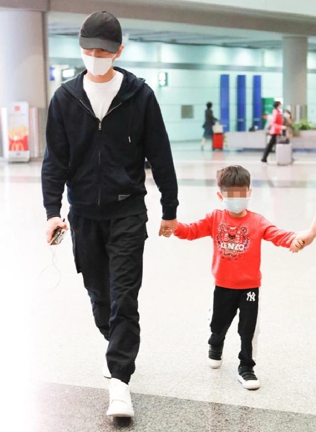 Chen Xiao shows up at the airport with his son, Xiaoxingxing has a ...