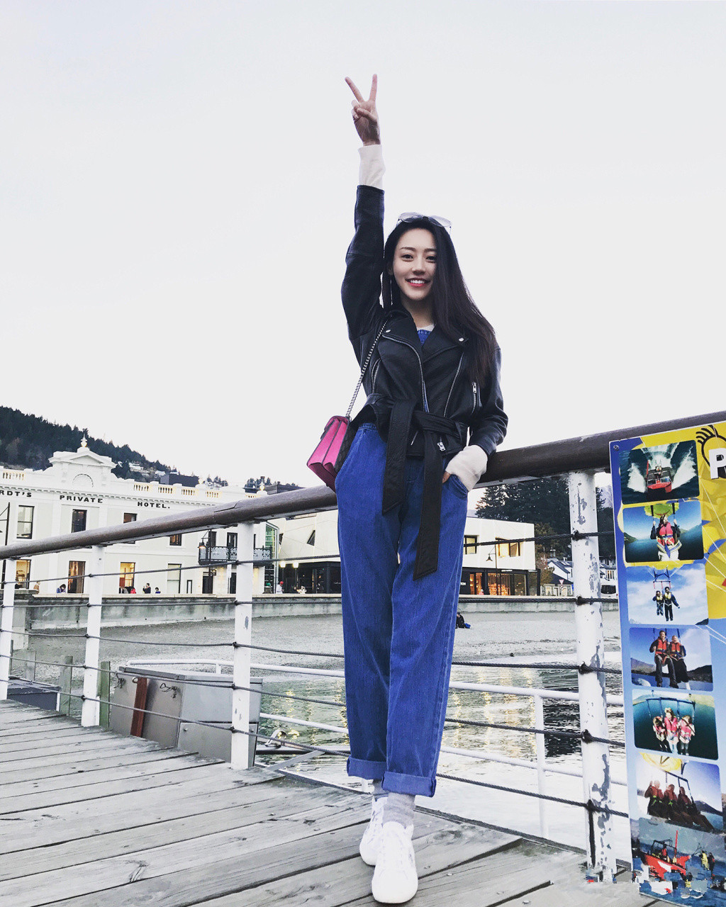 Huang Mengying appeared at the airport, white T with jeans looks like a ...
