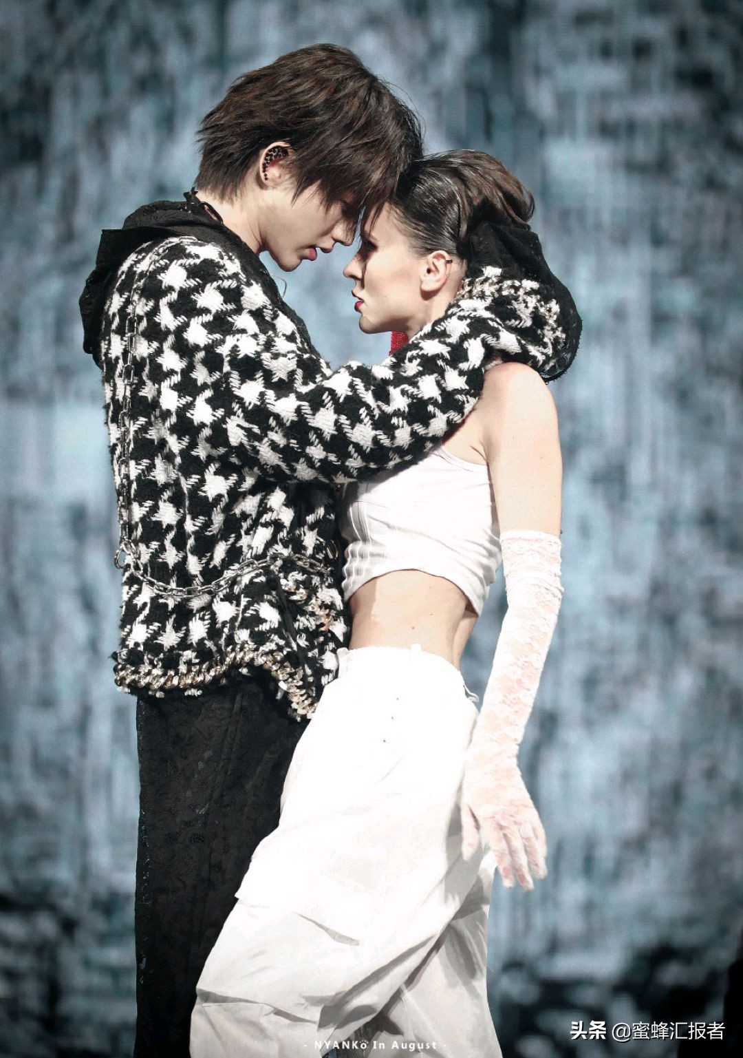 Cai Xukun and a foreign female borrowed a kiss to provoke fans to cry ...