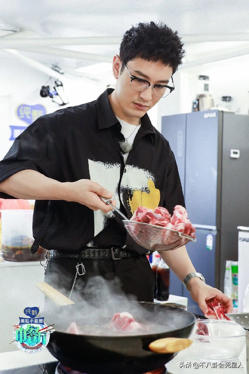 Huang Xiaoming's idol has a heavy burden. He wears thick-soled boots on ...