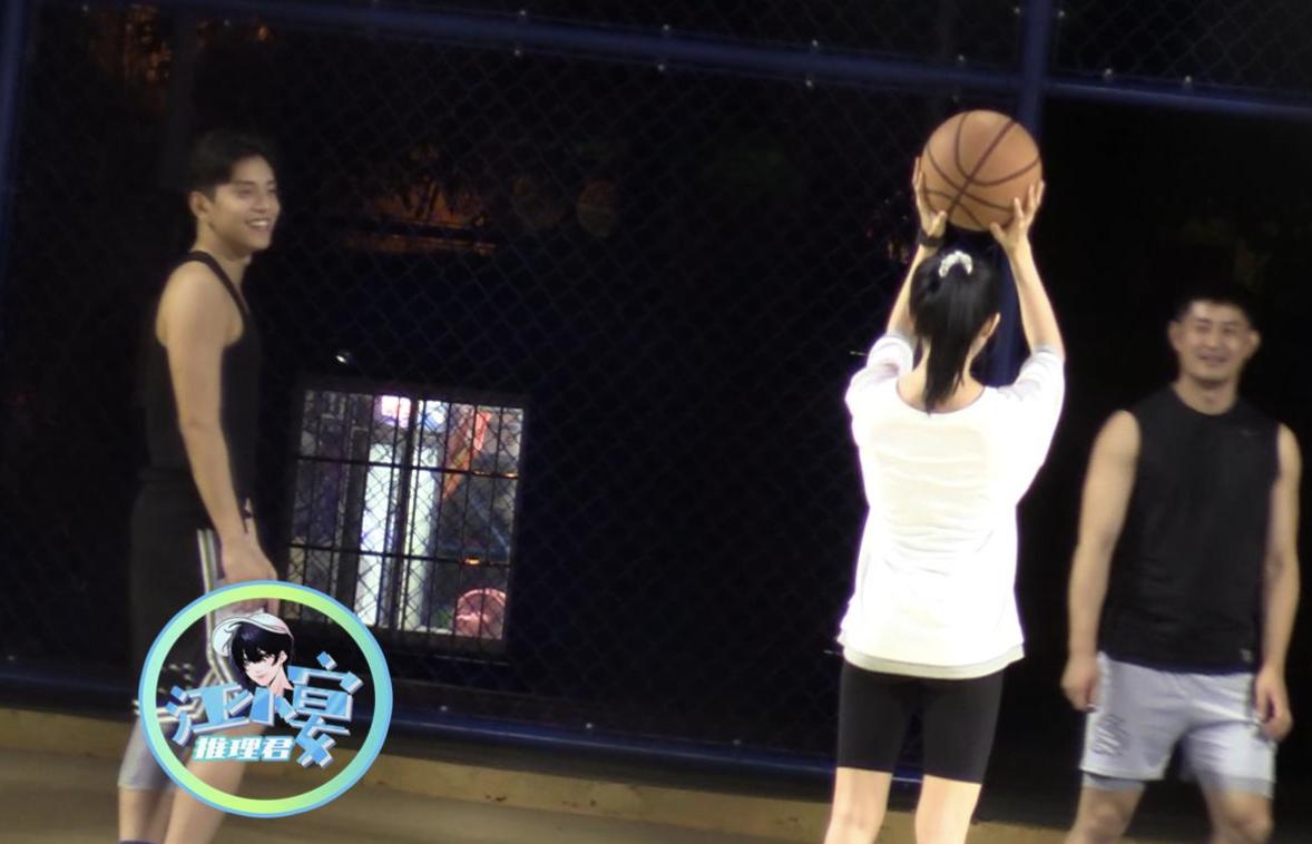 Wang Dalu was filmed on a date again, teaching his girlfriend to play ...