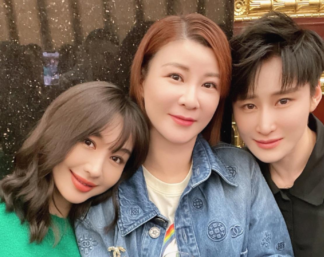 Du Hua took a group photo of her sister in the second season, and she ...