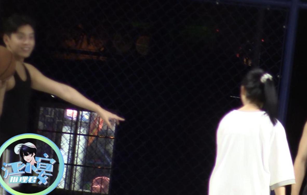 Wang Dalu was filmed on a date again, teaching his girlfriend to play ...