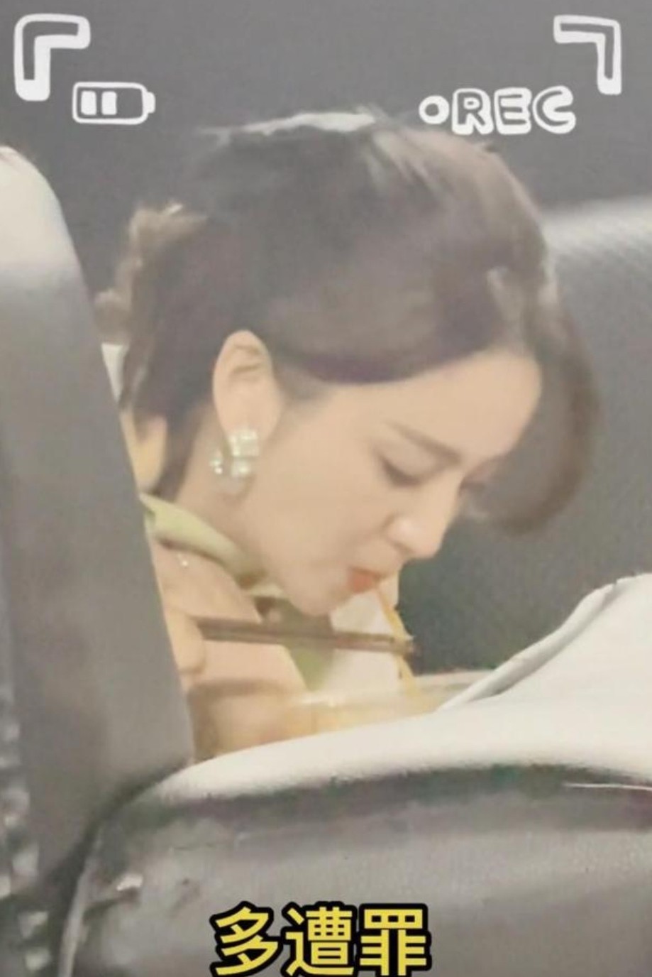 38-year-old Tong Liya's body is enviable, her waist is really eye ...