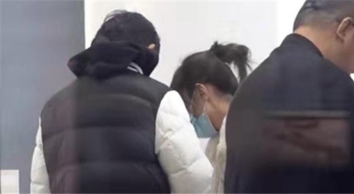 Pan Yueming took his 37-year-old girlfriend to shop, and walked with ...