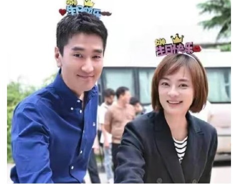 Tao Xinran took a group photo to celebrate Sun Li's birthday, and he ...