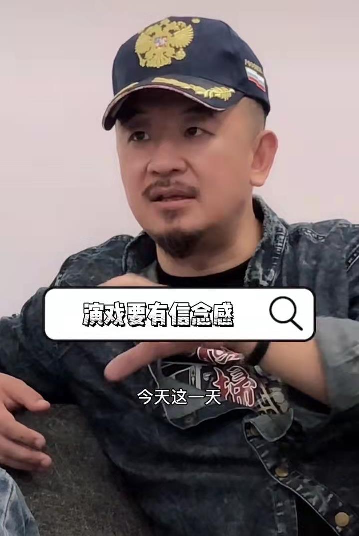 The reporter ran into Huang Haibo in the theater and talked about ...