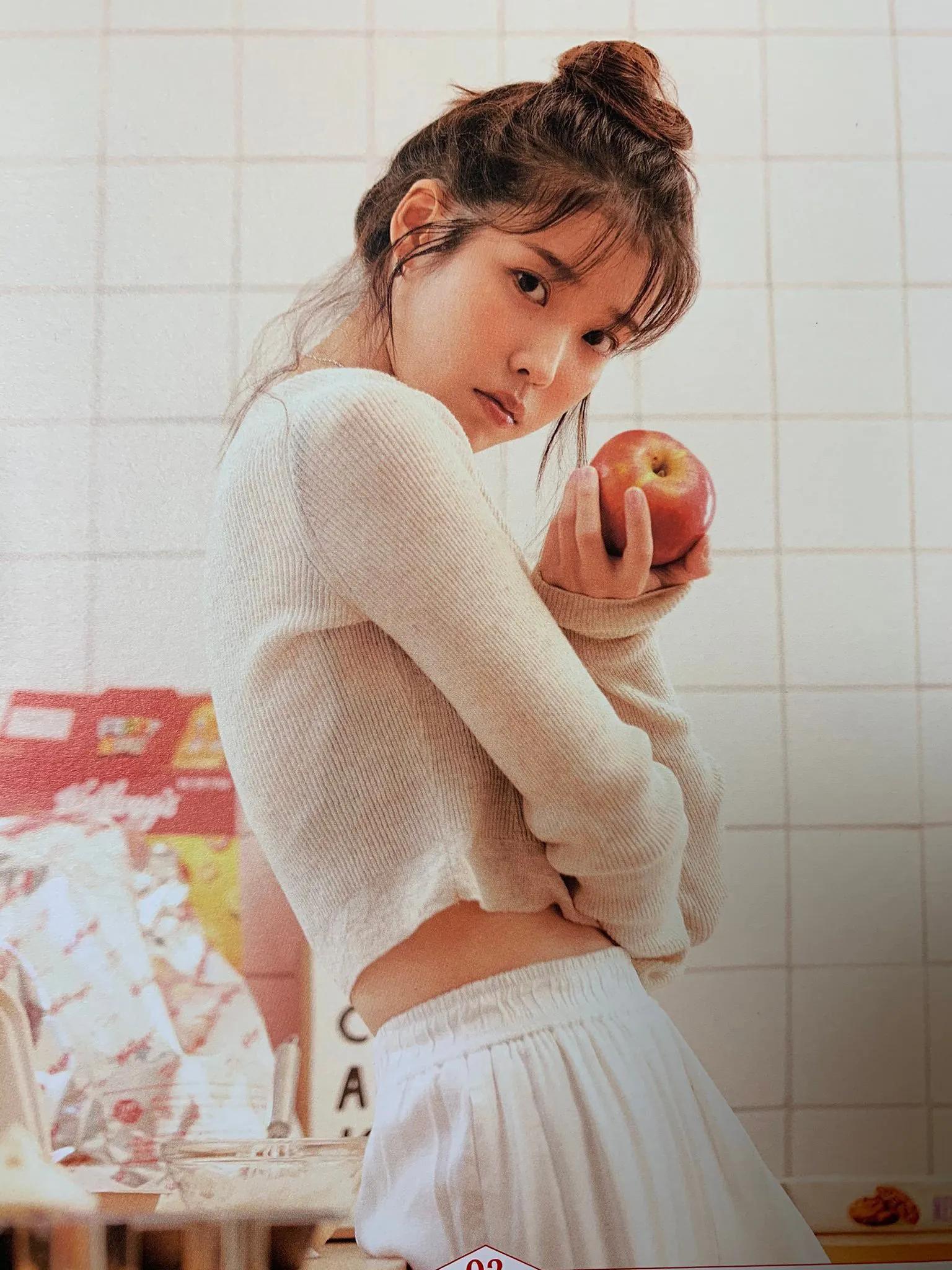 IU Li Zhien's eager and cute photo strikes. Who do you say resembles the last one? - iMedia