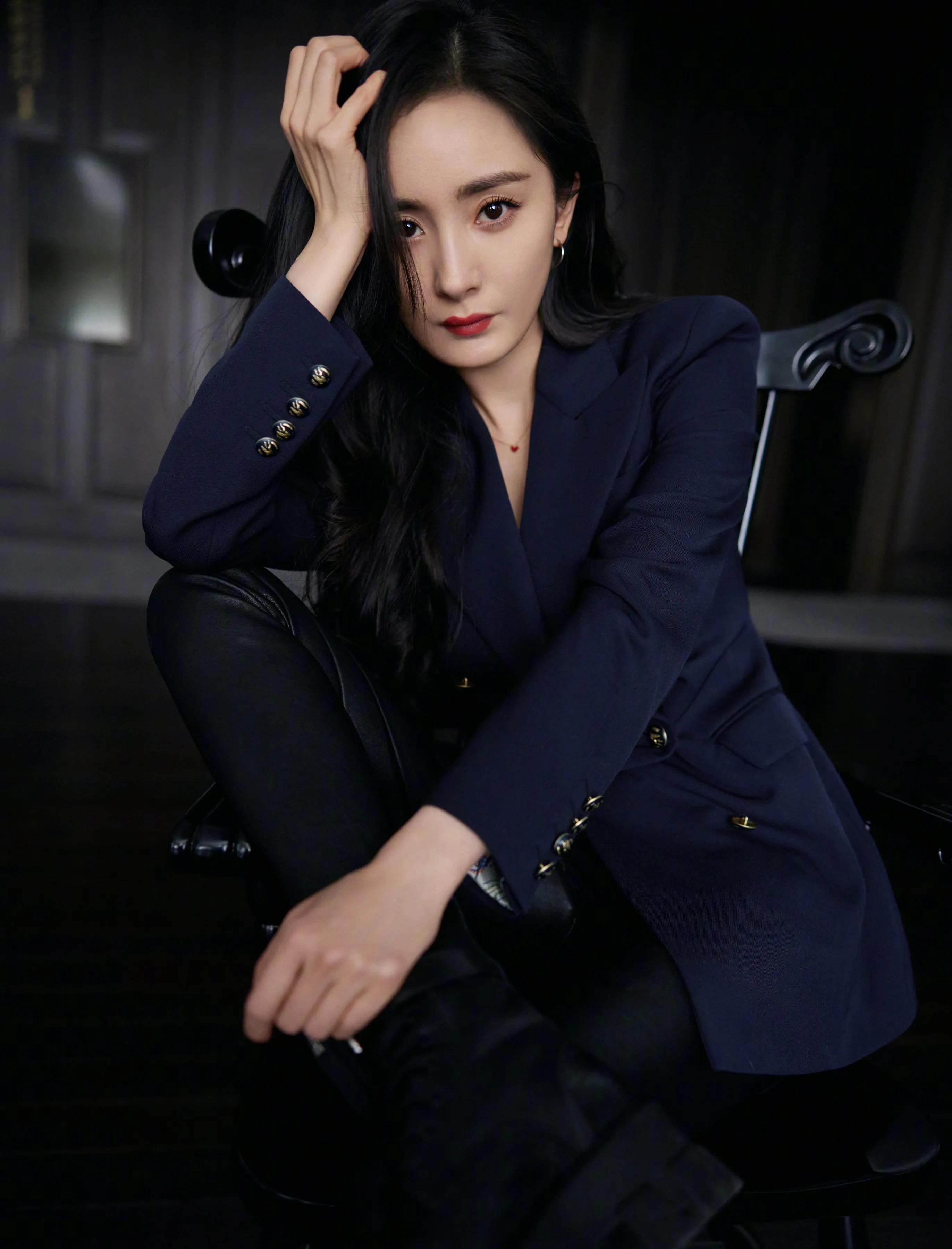 Beautiful Yang Mi: Red skirt with high heels and long legs - iMedia