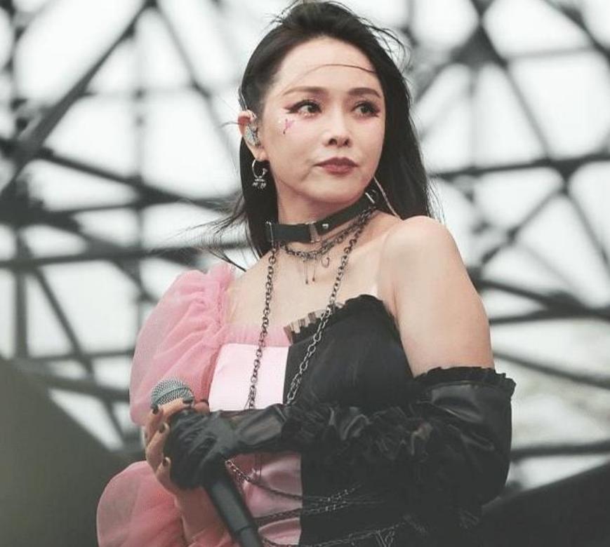 The 53-year-old Yi Neng Jingsheng picture is too stunning, thin to the ...