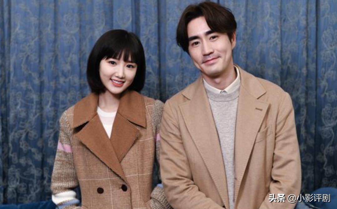 Yang Jue and Wang Yuwen are holding arms around her waist, suspecting a ...
