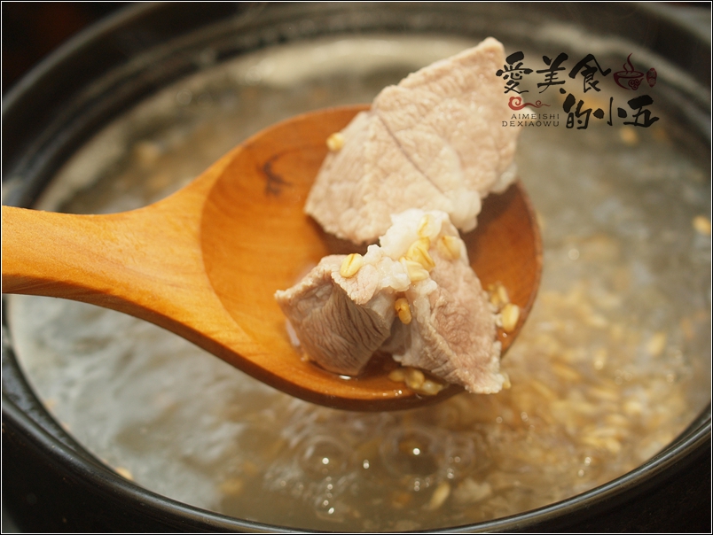 Oatmeal sea cucumber soup, mixed grains into the soup, the soup is ...