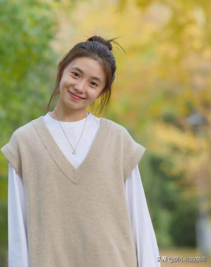 The new "first love girlfriend" Liu Haocun wears a polka-dot tube top ...