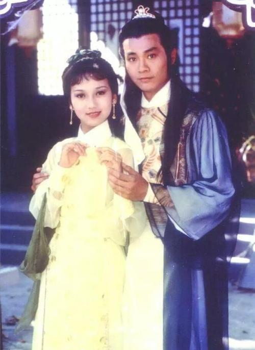 Pretty as the peach of three springs, Qingsu as the chrysanthemum of ...